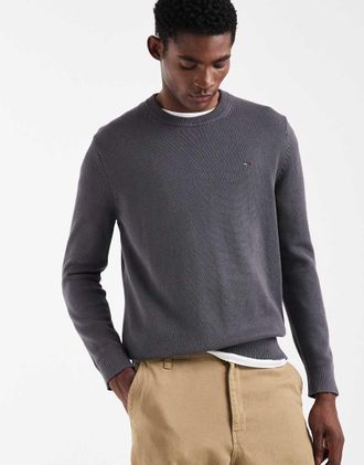 Tommy Jeans Schmal geschnittener Pullover in verwaschenem Schwarz mit Logo auf der Brust