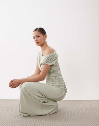 Six Stories Bridesmaid - Schulterfreies, drapiertes Stretch-Maxikleid in Salbeigr&uuml;n