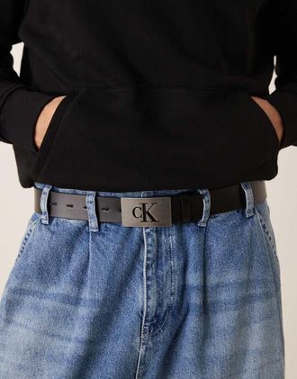 Calvin Klein Jeans - 35 mm breiter G&uuml;rtel in Schwarz mit silbernem Logo-Schild