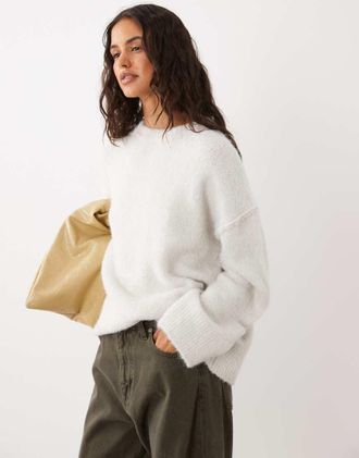 4th & Reckless Pullover mit Wolloptik, flauschig, mit &uuml;berschnittenen Schultern in Cremewei&szlig;