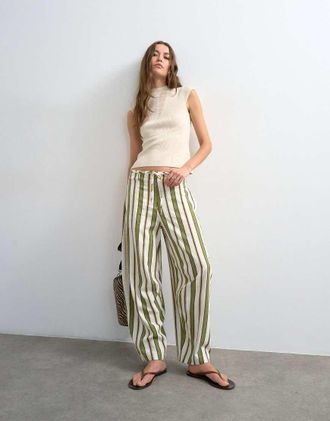 Topshop Barrel-Leg-Hose aus Leinen in Gr&uuml;n mit Streifen und Bindeg&uuml;rtel