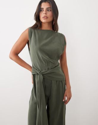 Asos &auml;rmelloser Cupro-Overall mit Wickelbund-Detail vorn in Khaki-Gr&uuml;n