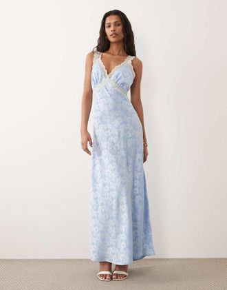 Hope & Ivy Maxikleid aus Satin in Blau mit V-Ausschnitt, Spitzenborte und Blumenmuster