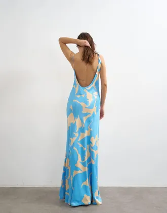 Topshop Asymmetrisches Neckholder-Maxikleid aus Satin in Blau mit floralem Muster und U-R&uuml;ckenausschnitt-Mehrfarbig