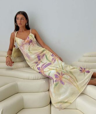 Princess Polly Isakaia - Maxi-Tr&auml;gerkleid aus Satin in Zitronengelb mit Blumenmuster und Perlendetail
