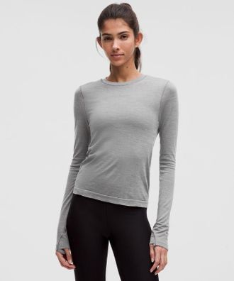 lululemon Swiftly Langarmshirt aus Wolle H&uuml;ftl&auml;nge f&uuml;r Frauen - Gr&ouml;&szlig;e 2XS in Slate/White
