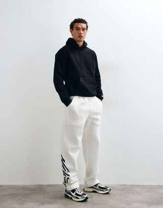 Nike Jogginghose mit offenem Beinabschluss und Logo-Grafik in Cremewei&szlig;