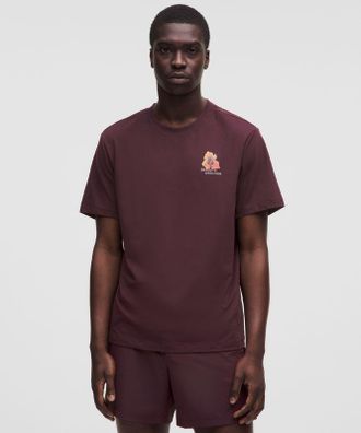 lululemon Zeroed In Kurzarmshirt Grafik f&uuml;r M&auml;nner - Gr&ouml;&szlig;e 2XL in Goodnight Plum
