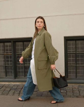 NA-KD x Charlotte Olivia trench-coat &agrave; poche d&eacute;tail kaki vert