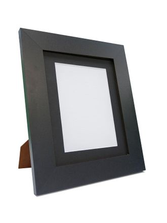 Frames by Post Frames By Post Metro schwarzer Bilderrahmen mit Passepartout in weiß, schwarz, hellgrau, dunkelgrau, elfenbein oder rosa, holz, Black Mount, 24 x 18 F