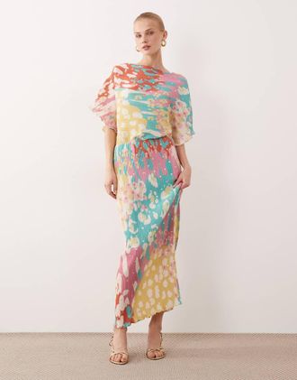 Never Fully Dressed Tilly - Robe pliss&eacute;e longue &agrave; &eacute;paules d&eacute;nud&eacute;es avec motif &agrave; pois m&eacute;tallis&eacute; - Arc-en-ciel-rose