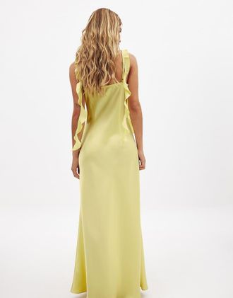 NA-KD Satin-Maxikleid in Gelb mit ger&uuml;schter Schulterpartie