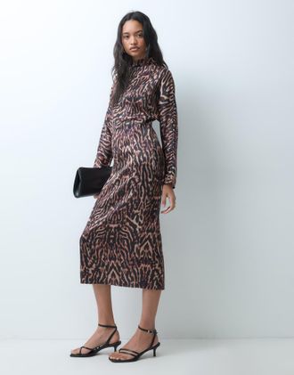 Asos robe longue smock en satin &agrave; col montant imprim&eacute; l&eacute;opard-Multi