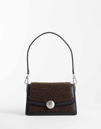 Lacoste sac bandouli&egrave;re en polaire avec fermoir tennis et d&eacute;tail contrastant marron