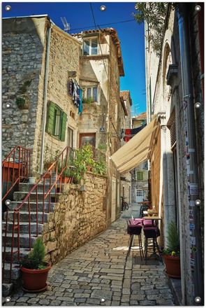 Wallario Outdoor-Poster für Garten oder Balkon Romantische Gasse in Kroatien Mitten in der Stadt, Motivbanner Größe: ca. 100 x 150 cm, Outdoor-Bild