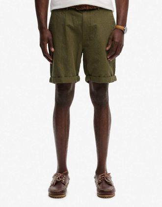 Superdry Premium - Strukturierte Chino-Shorts in Olivgr&uuml;n mit Hahnentrittmuster