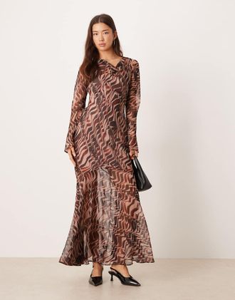 Asos Robe longue &agrave; col b&eacute;nitier &agrave; imprim&eacute; abstrait - Marron-Brown