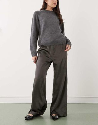 Weekday Pantalon en satin - Gris fonc&eacute;