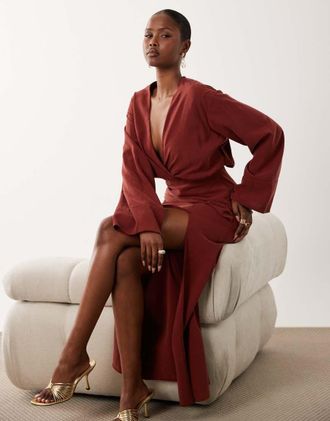Asos Maxikleid in Rot mit tiefem Ausschnitt, breiten Manschetten und Seitenschlitz