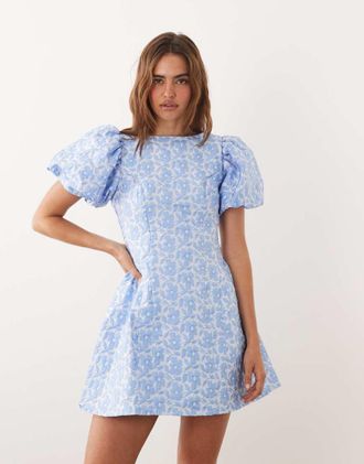 Sister Jane Sister Jane - Billberry - Jacquard-Minikleid in Hellblau mit Blumenmuster, Rundhalsausschnitt und Puff&auml;rmeln