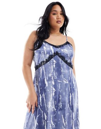 Vero Moda Curve Robe nuisette longue en satin &agrave; imprim&eacute; froiss&eacute; avec bordures en dentelle - Bleu