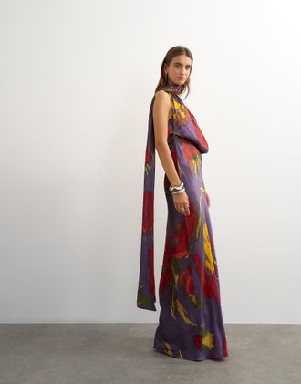 Topshop robe longue nuisette en satin avec d&eacute;tail foulard au col &agrave; fleurs sur fond sombre-Multi