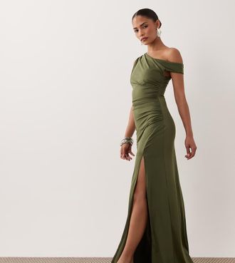 Tfnc Petite flie&szlig;endes Maxikleid mit schulterfreiem Ausschnitt und seitlichem Schlitz in Oliv-Gr&uuml;n