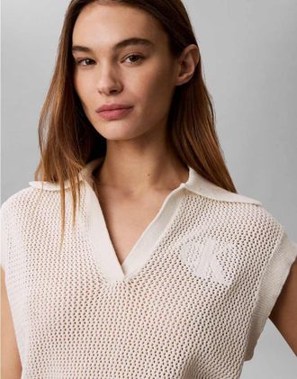 Calvin Klein Jeans D&eacute;bardeur court en maille crochet&eacute;e - Blanc cass&eacute;