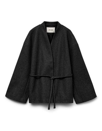 Vero Moda Sijina veste avec ceinture &agrave; &eacute;paules tombantes et col V noire