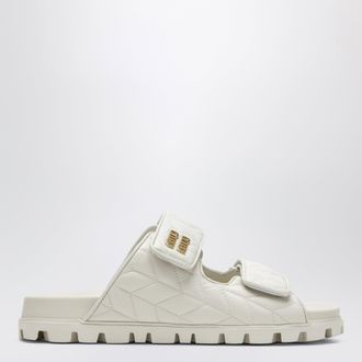Miu Miu Matelass&eacute;-Sandalen aus Nappaleder in Wei&szlig;