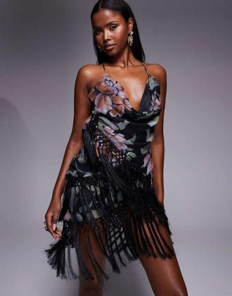 Asos Robe courte &agrave; fleurs avec col b&eacute;nitier plongeant, franges superpos&eacute;es et dos ouvert drap&eacute; - Noir-Multicolore