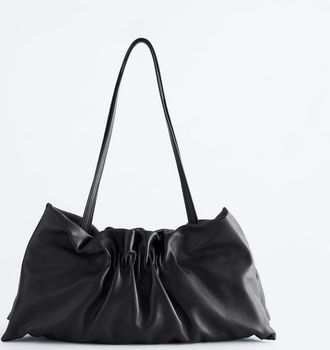 & Other Stories sac port&eacute; &eacute;paule en cuir fronc&eacute; noir