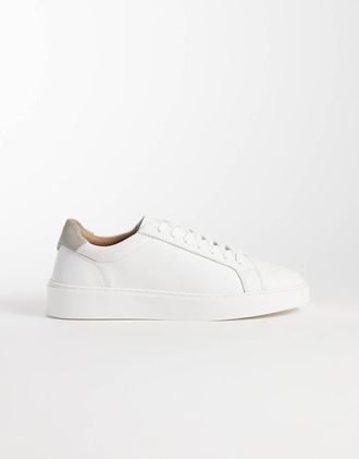 Asos Schn&uuml;rsneaker aus wei&szlig;em Leder mit Fersen-Detail in Grau