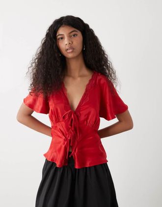 Reclaimed Vintage Top en satin avec liens devant et bords en dentelle - Rouge