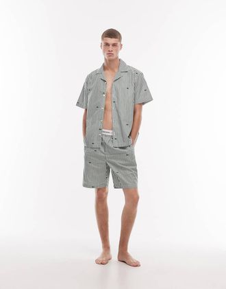 Lacoste Gewebter Pyjama aus Hemd und Shorts in gestreiftem Gr&uuml;n
