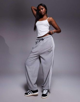adidas Originals Jogginghose in Grau mit Grafikmotiv vorne