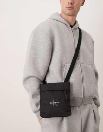 Calvin Klein Umh&auml;ngetasche mit Logo in Schwarz