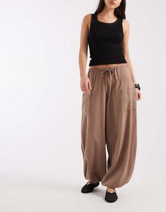 Asos Pantalon d&eacute;contract&eacute; coupe bouffante avec liens &agrave; la taille - Champignon-Marron