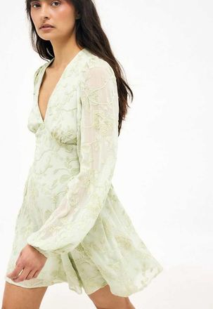 NA-KD robe courte en mousseline brod&eacute;e &agrave; manches longues vert sauge