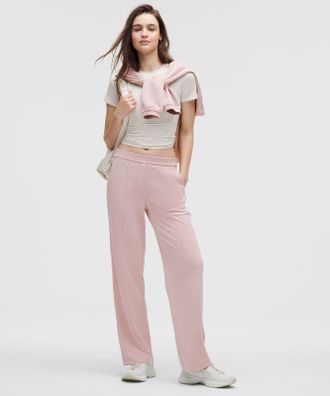 lululemon Faltenhose mit mittelhohem Bund aus Softstreme Regular f&uuml;r Frauen - Gr&ouml;&szlig;e 2XS in Mink Berry