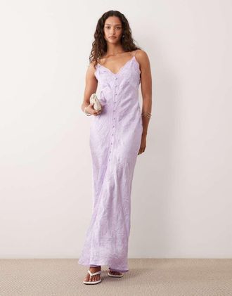 Asos Robe nuisette longue boutonn&eacute;e sur le devant avec d&eacute;tails en dentelle - Lilas-multicolore
