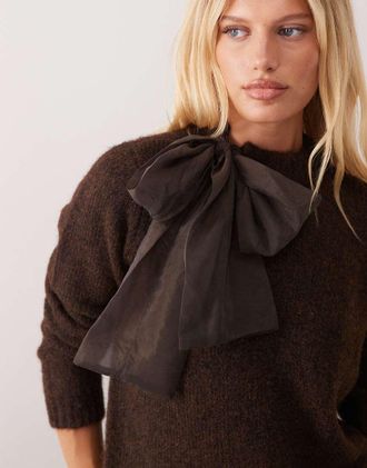 Vila pull en maille &agrave; col montant avec noeud en organza chocolat-Marron