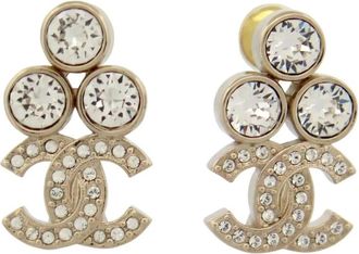 Chanel Ohrringe - NEUE CHANEL-OHRRINGE MIT METALL-CC-LOGO UND STRASS - Gr. unisize - in Gold - f&uuml;r Damen