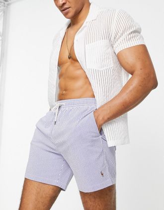 Polo Ralph Lauren Traveler - Gestreifte Seersucker-Badeshorts in Blau mit Markenlogo