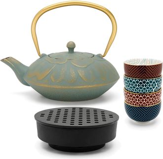 Bredemeijer Teekanne 1.3 Liter - flache Asia Gusskanne blau im Set mit 4 Tassen aus Porzellan & St&ouml;vchen inkl. Edelstahl-Tee-Filter-Sieb Einsatz