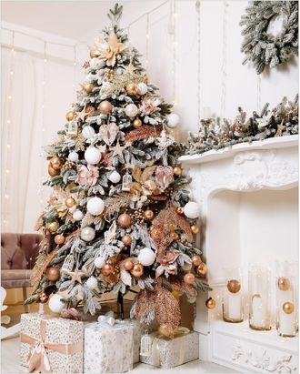 Wallario Poster - Eleganz unterm Weihnachtsbaum in Premiumqualit&auml;t, Gr&ouml;&szlig;e: 40 x 50 cm