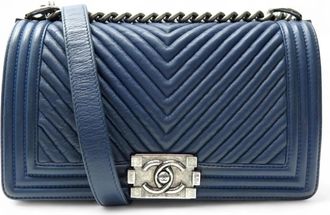 Chanel Crossbody Bags - CHANEL BOY MEDIUM 25 CM CHEVRON BLAU LEDER HANDTAS - Gr. unisize - in Blau - f&uuml;r Damen