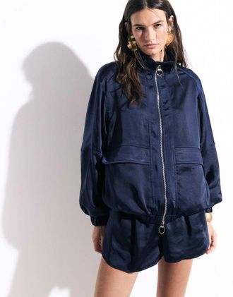 Asos bomber ajust&eacute; en satin bleu marine