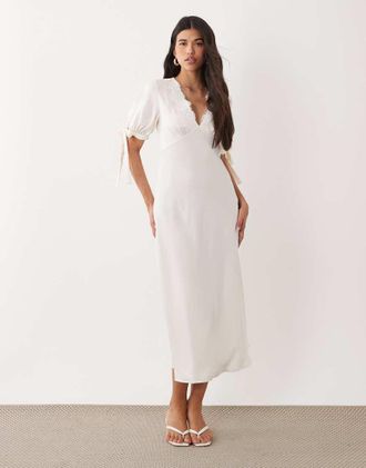 Vero Moda Robe mi-longue en satin &agrave; col en V, manches nou&eacute;es et bords en dentelle - Blanc