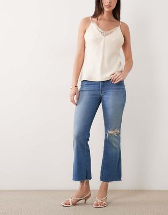 Good American Soft Tech Good Legs - Cropped-Jeans in mittelblauer Waschung mit Zierrissen